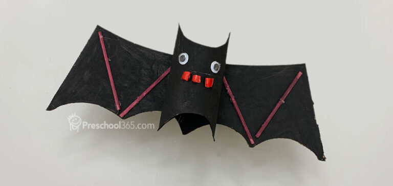 How to make a spooky Halloween bat from a toilet paper card | Preschool365